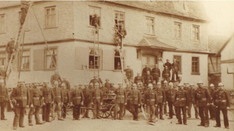Ãœbung zum 25 jÃ¤hrigen JubilÃ¤um 1913 - Freiwillige Feuerwehr Rosbach vor der Höhe
